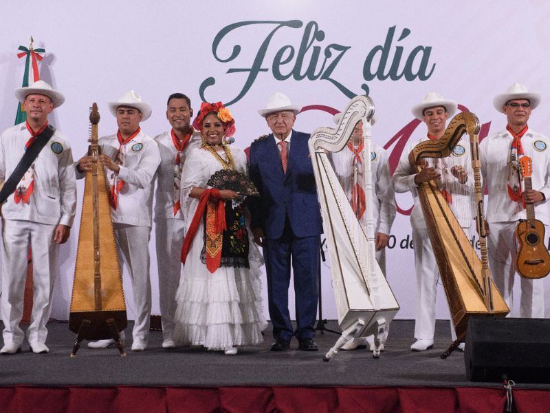 AMLO celebra a mamás en mañanera, hoy "nada de política" - IMER Noticias
